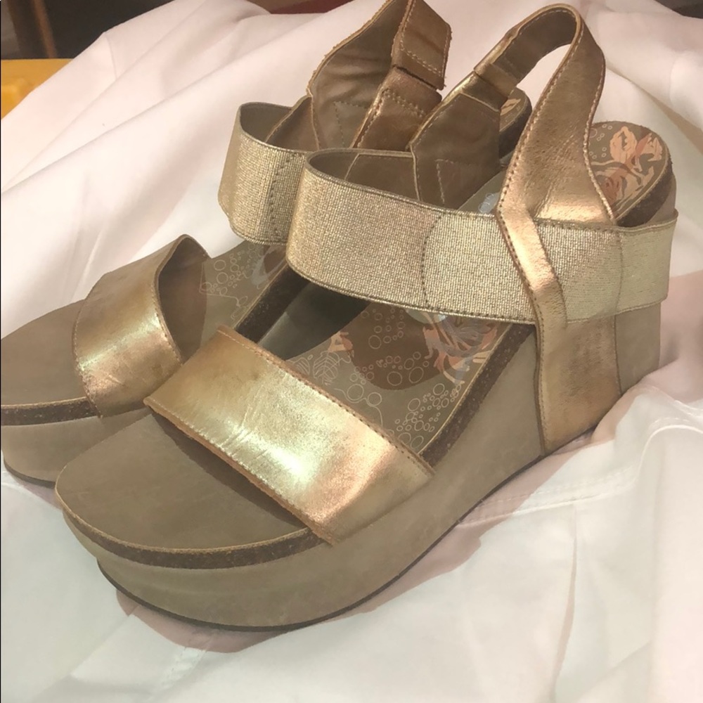 Great Gold Platform Summer Wedges 7.5 Size - Gem